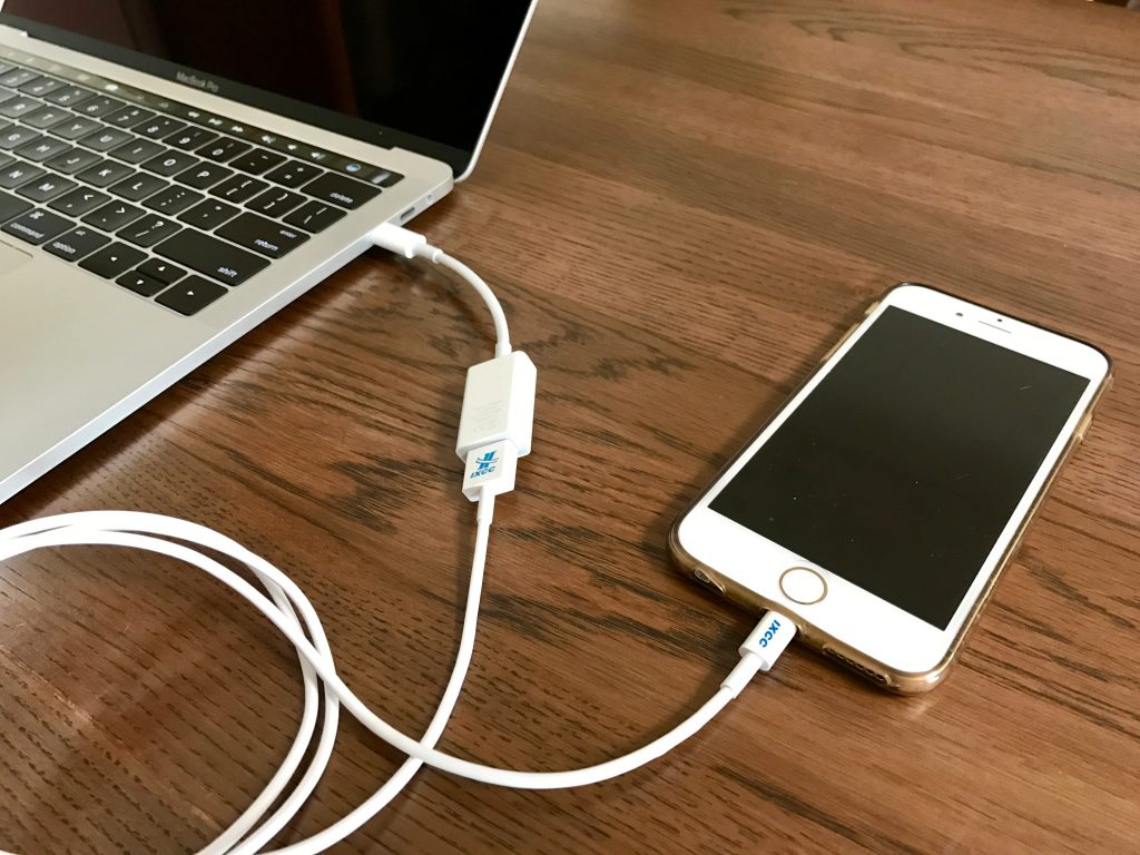 おすすめ理由は安さと長期保証。iXCCのLightningケーブル！